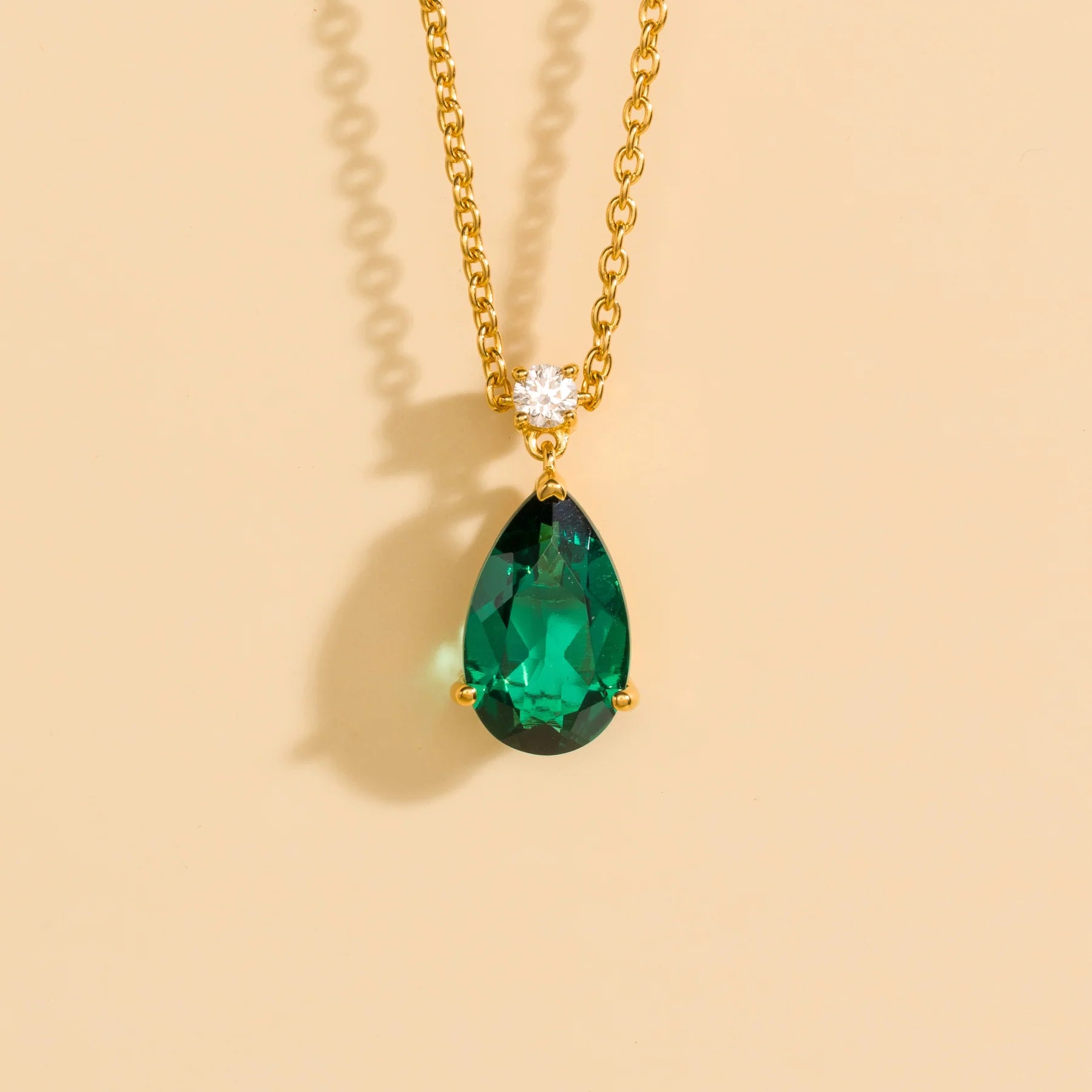 We specialise in fine jewellery made with lab cultured precious stones ...